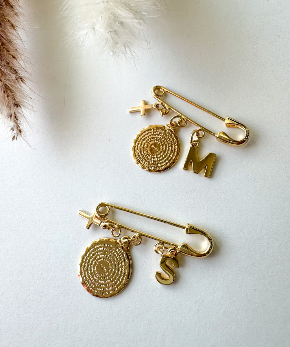 Broche padre nuestro inicial – Solanas Handmade