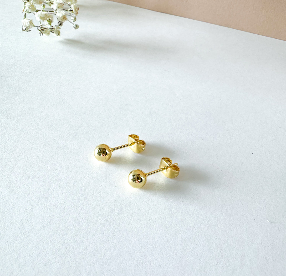 Aretes bolita clasica dorada Pequena – Solanas Handmade